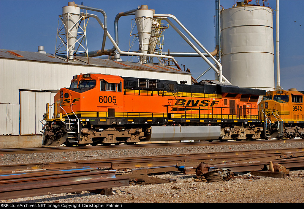 BNSF 6005 Leads E-HAFCDM0-03